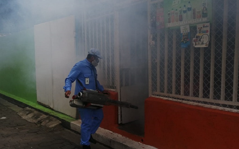 Minsa fumiga viviendas del barrio Riguero Norte de Managua