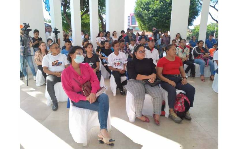 Jóvenes participan en conversatorio sobre la vida y legado del guerrillero Leonel Rugama