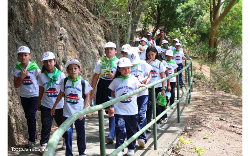 Escuelas Flotantes: Estudiantes del Colegio Barrilete de Colores ...