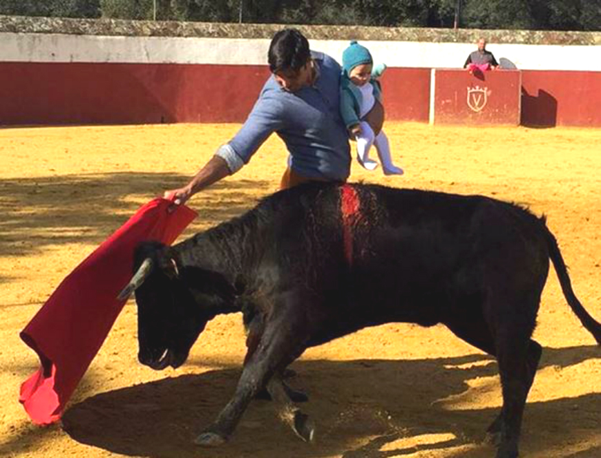 Torero español lidia con su bebé de 5 meses en brazos