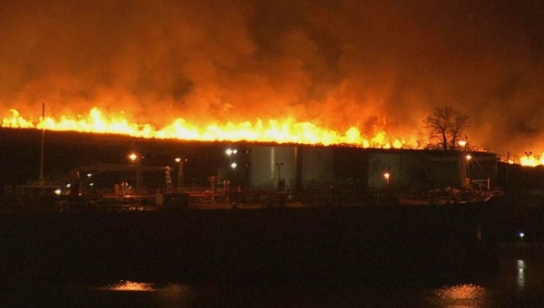 Fuerte incendio amenaza refinería en noreste de EE.UU.