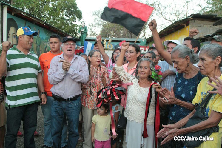 Leoneses inauguran monumento y mural en homenaje a Luisa Amanda y ...