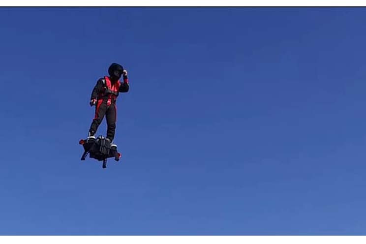 Con la Flyboard Air podrás volar entre los edificios