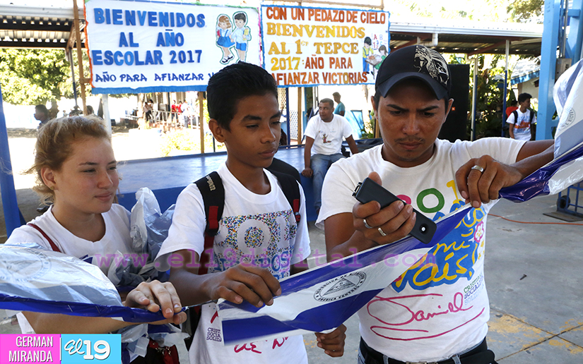 Estudiantes preparan sus ambientes escolares
