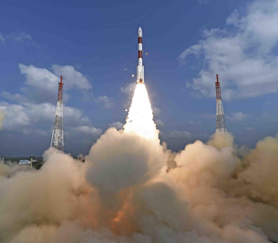 La India envía al espacio cifra récord de 104 satélites en un cohete