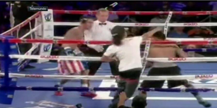 Un fanático le lanzó un puñetazo a boxeador durante pelea