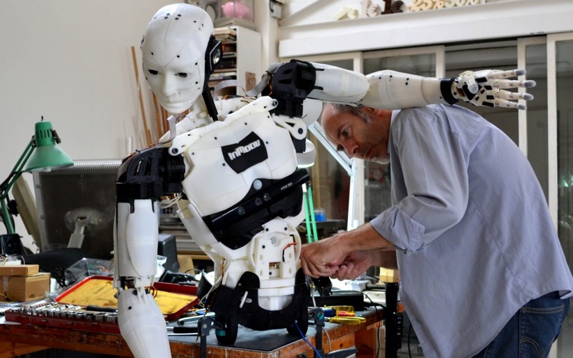 Diseñador francés presenta robot humanoide armable