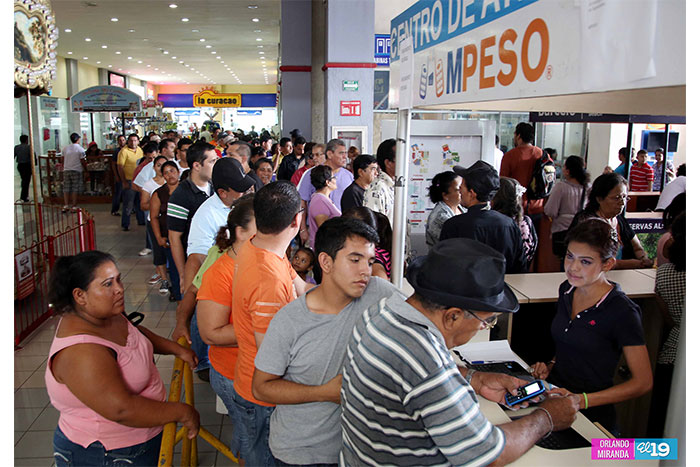 Usuarios exigen fin al “relajo”; MPeso promete más puestos de recarga