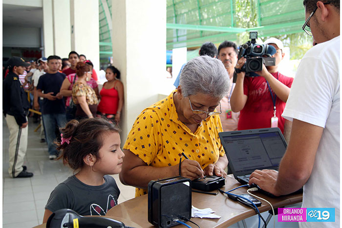 Usuarios exigen fin al “relajo”; MPeso promete más puestos de recarga