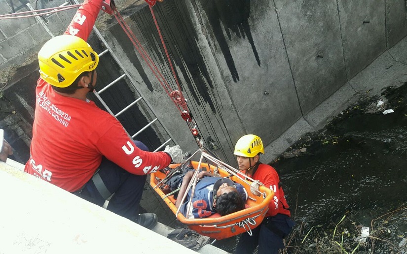 Bomberos realizan prácticas de rescate vertical