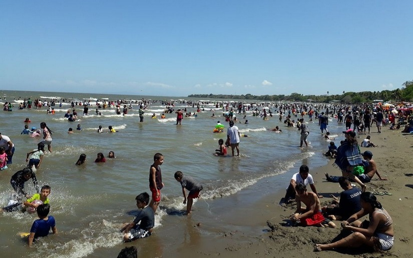 Nicaragüenses disfrutan de las paradisíacas playas de Rivas