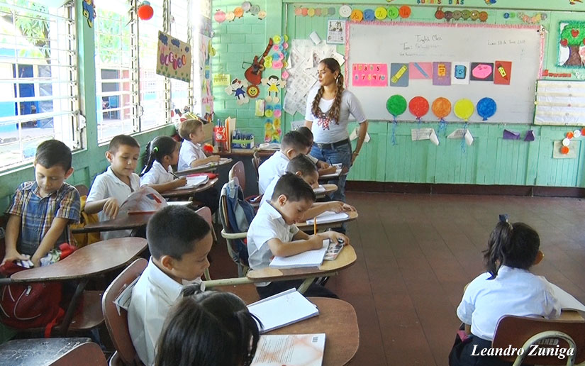 Estudiantes de primaria continúan su educación