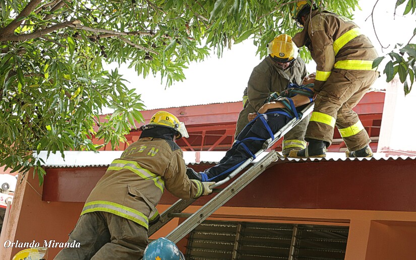Bomberos realizan ejercicio demostrativo de Rescate de Personas en Alturas
