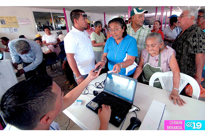 Mpeso entrega tarjetas TUC a Adultos Mayores
