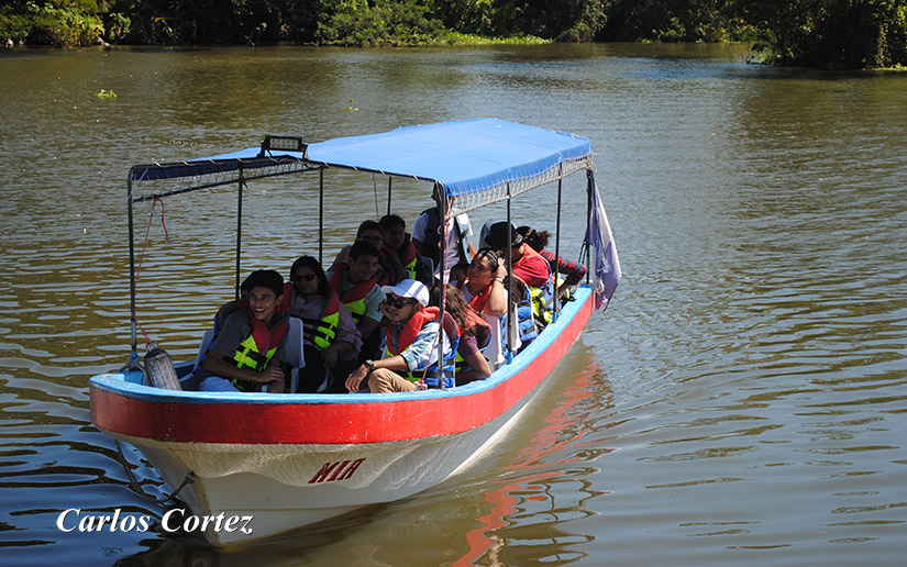 Familias disfrutan del bello Lago Cocibolca