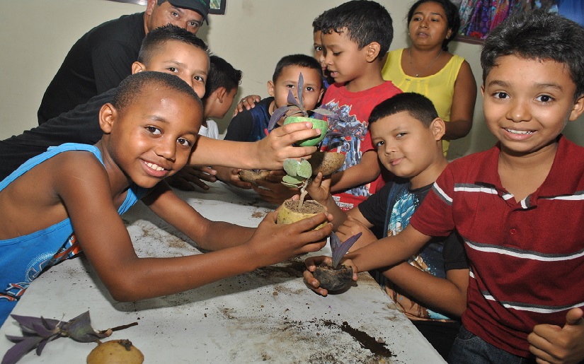 Pequeñines elaboran manualidades con materiales biodegradables