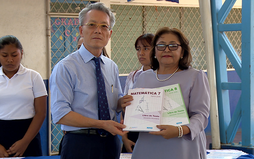 Taiwán realiza entrega simbólica de libros de matemáticas para secundaria