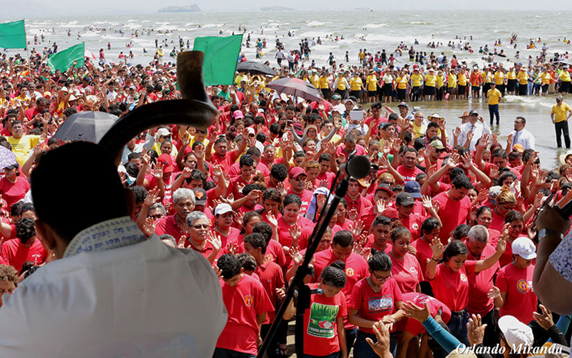 Bautizos masivos de las Asambleas de Dios en playa El Menco de Rivas