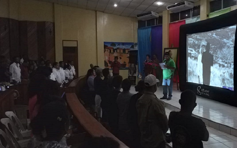 Lleno total en el estreno del documental Antojología de Carl Rigby en Bilwi