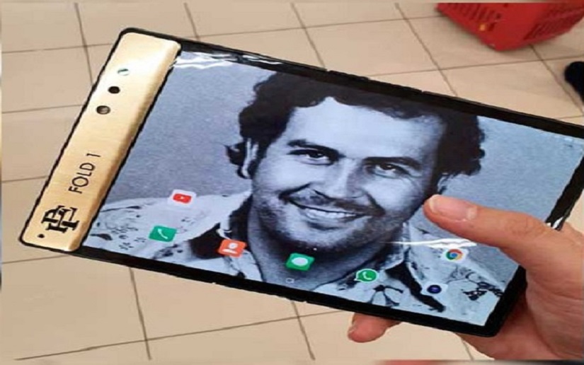 Hermano de Pablo Escobar lanza smartphone plegable para "vencer" a Apple
