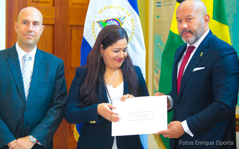 Embajador de Jamaica presenta copias de estilo a vicecanciller de Nicaragua