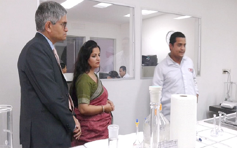 Embajador de India realiza recorrido en Laboratorios Ramos