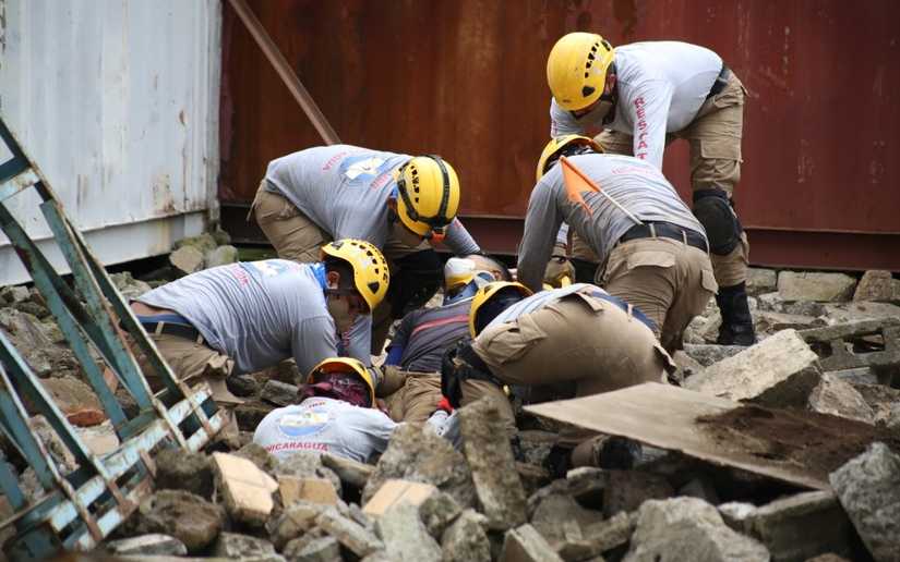 Bomberos demuestran cómo se rescata a una persona con vida atrapada ... Bomberos demuestran cómo se rescata a una persona con vida atrapada ...
