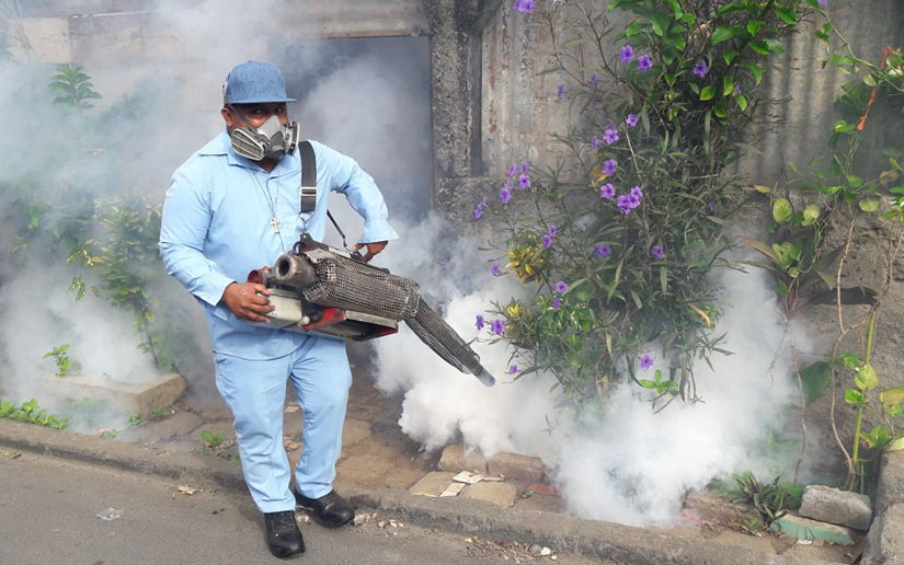 Fumigan y aplican BTI en viviendas del barrio Enrique Smith