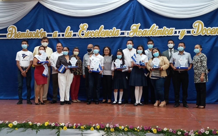 Entregan reconocimiento a los mejores estudiantes y docentes de ...
