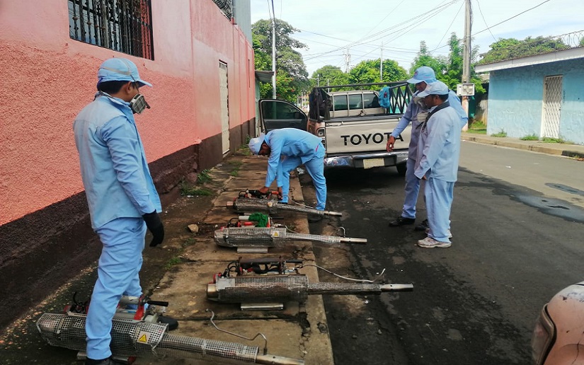 Fumigan viviendas de Waspán Sur en Managua