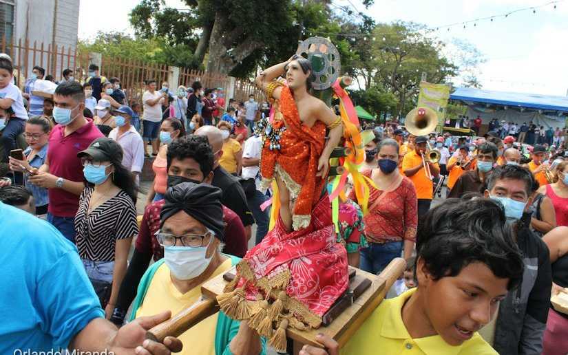 Feligreses recorren las calles de Diriamba en medio de un derroche ...