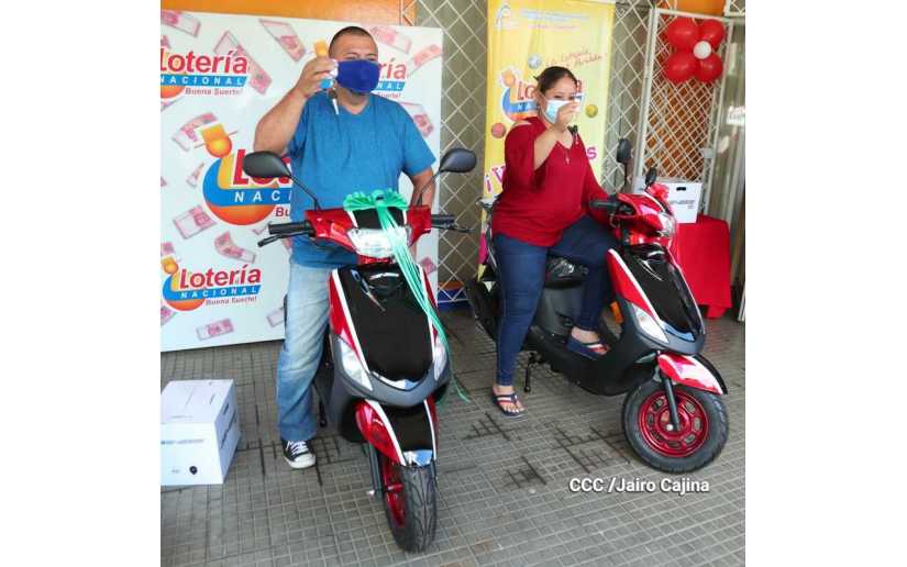 Lotería Nacional entrega motos scooter y anuncia sorteo de 14 millones