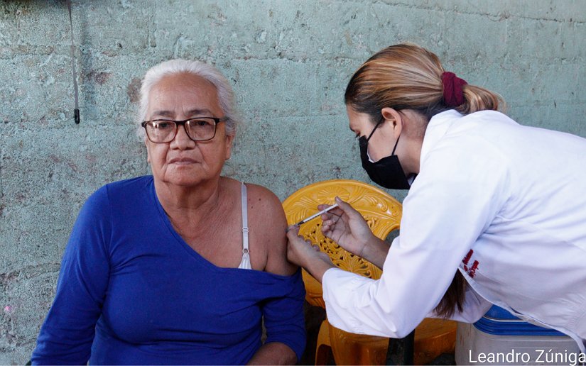 Vacunación contra la Covid-19 llega a familias del barrio Bóer