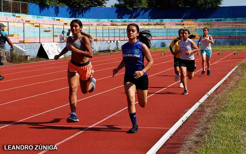 Estudiantes de todo el país participan en competencia nacional de atletismo