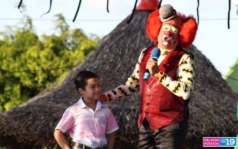 Payaso Pipo regaló carcajadas a visitantes del Puerto Salvador Allende