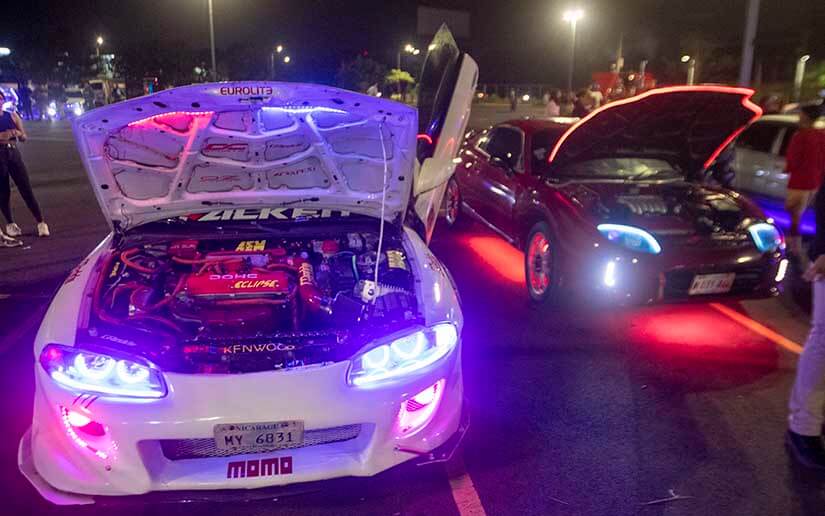 Noche de vehículos "tuneados" frente al Estadio Nacional Soberanía