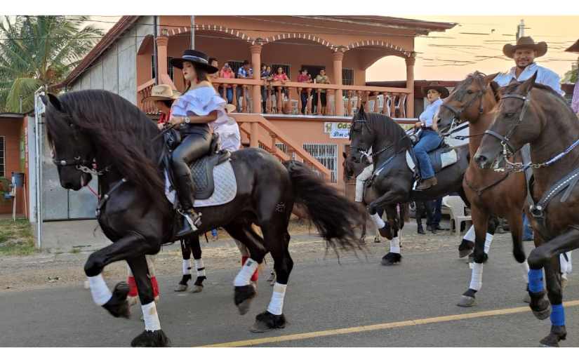 Colorido desfile hípico en El Coral