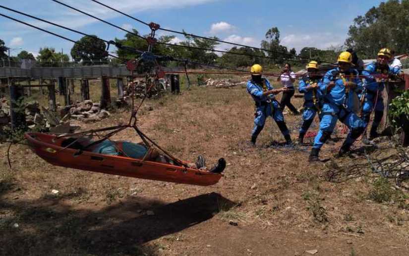 Bomberos Unidos realizan ejercicio demostrativo de rescate con cuerdas