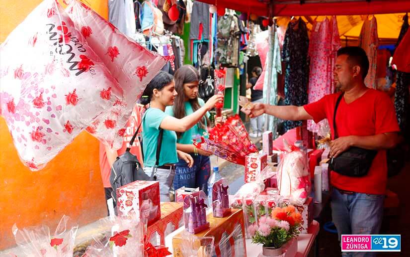 Nicaragüenses apuran las compras para agasajar a las madres en su día