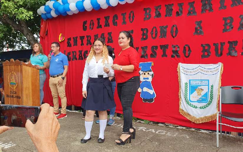 Futuros bachilleres del Colegio Benjamín Zeledón reciben bono de 3 mil ...