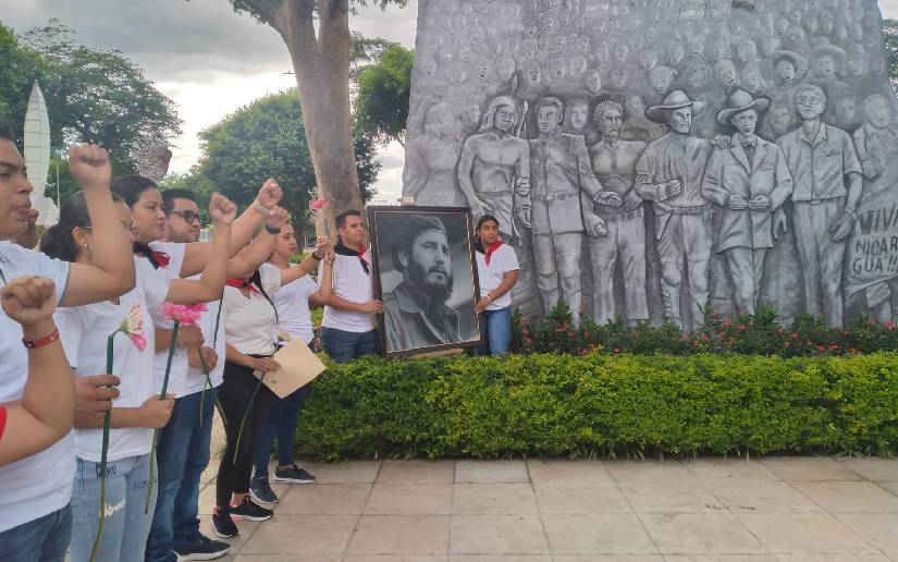 Juventud homenajea al Comandante Fidel Castro desde el monumento a los ...