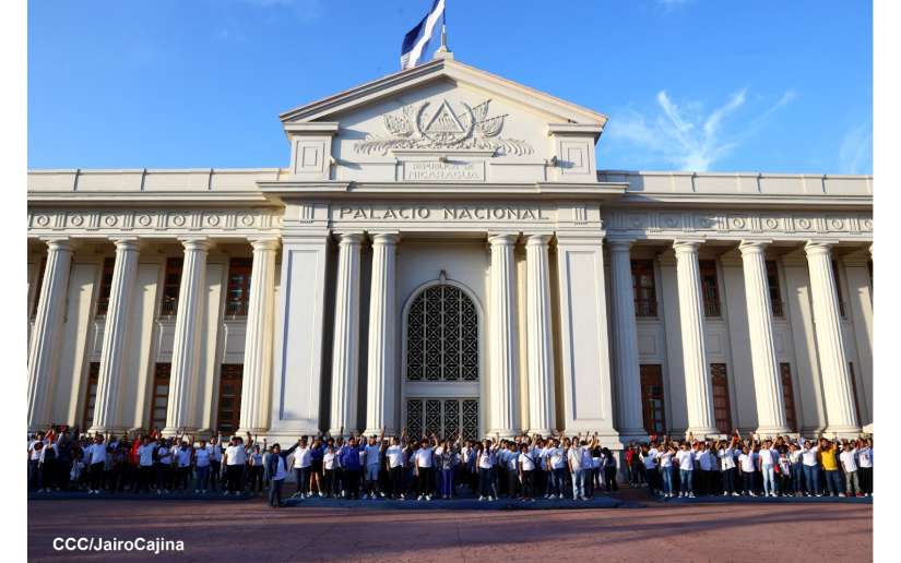 Más de 1 mil jóvenes declaman poemas en homenaje al poeta guerrillero ...