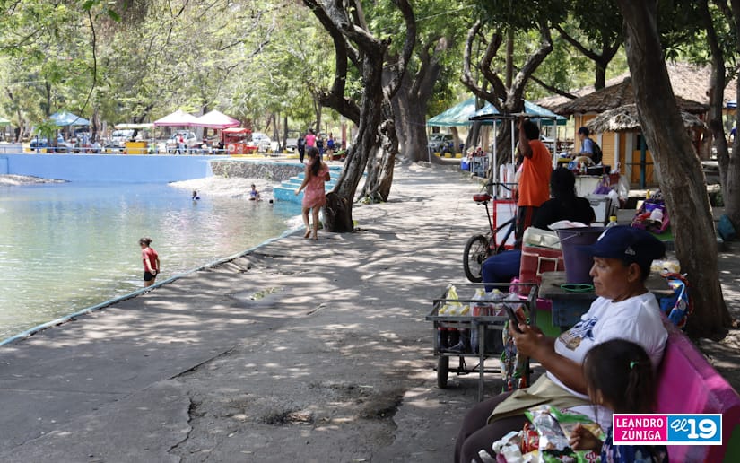Visitantes gozan del verano en el Centro Popular El Trapiche