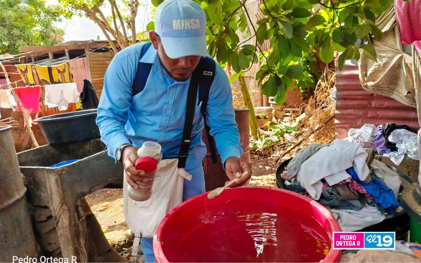 Brigadistas de salud aplican abate en hogares del barrio René Polanco