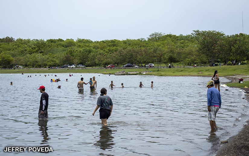 Familias disfrutan de las aguas de la laguna de Xiolá este domingo