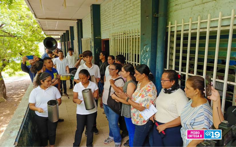 Estudiantes llevan serenata a docentes del Instituto Ramírez Goyena