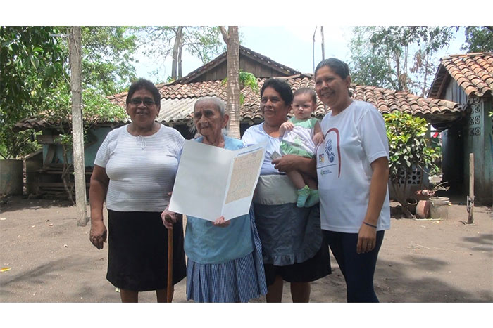 Doña Calixta Rugama recibe Titulo de Propiedad
