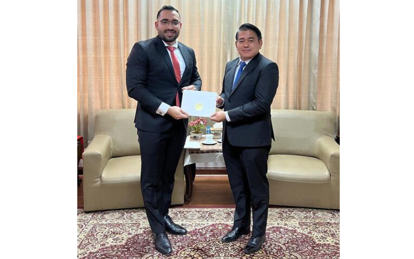 Compañero Mario José Armengol presenta copias de estilo ante el Hermano ...