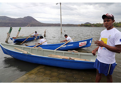 Realizan competencia de lanchas de remos en laguna de Xiloá