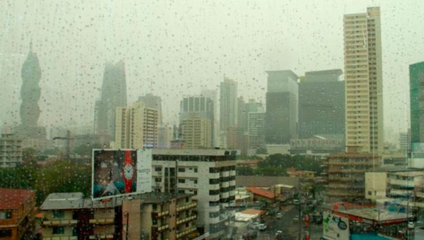 Lluvias provocan inundaciones en capital de Panamá